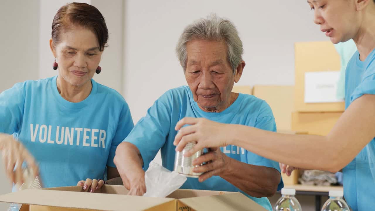 7 great reasons to consider volunteering in retirement - Rosebridge